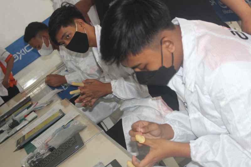 SMKDB, SMK Binaan FKDB di Kabupaten Sukabumi Praktik Merakit Notebook