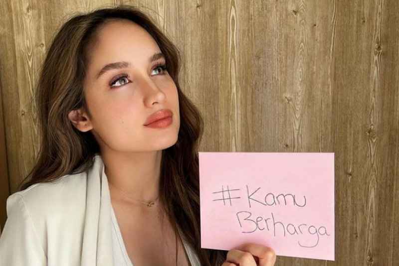 Citayam Fashion Week: Cinta Laura Pilih Pungut Sampah, Ketimbang Lenggak-lenggok di Zebra Cross
