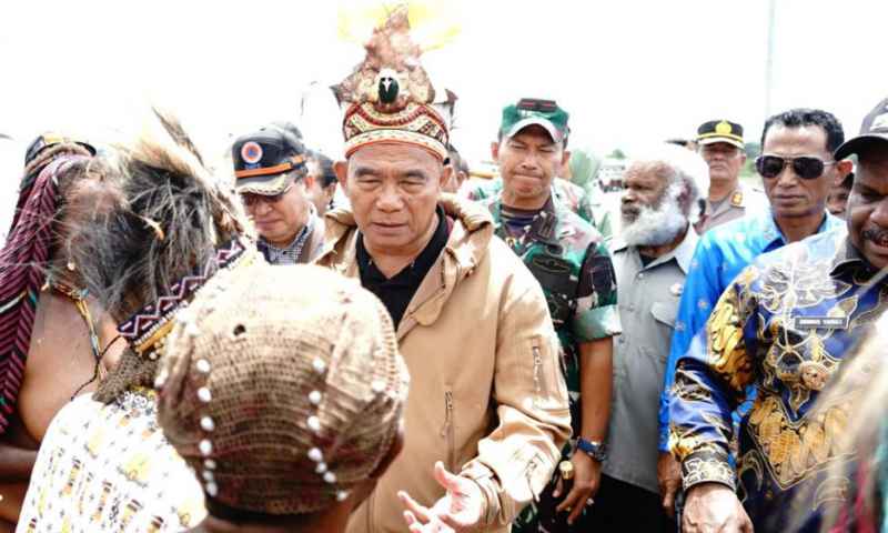 Blusukan ke Yahukimo, Menko Muhadjir Pastikan Penanganan Korban Bencana Longsor dan Kelaparan