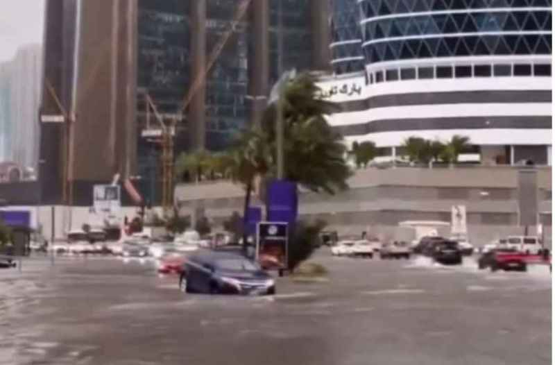 Dubai Dilanda Banjir, Jalan Raya Hingga Bandara Seperti Sungai