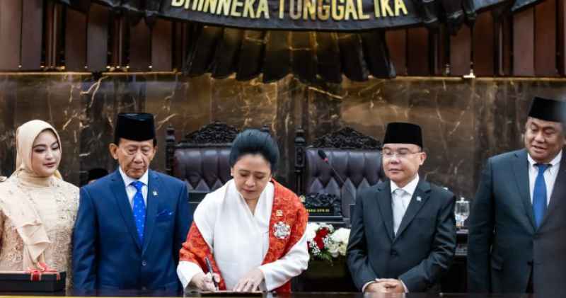 Puan Serahkan Buku Memori Dewan Periode Sebelumnya di Pelantikan DPR ...